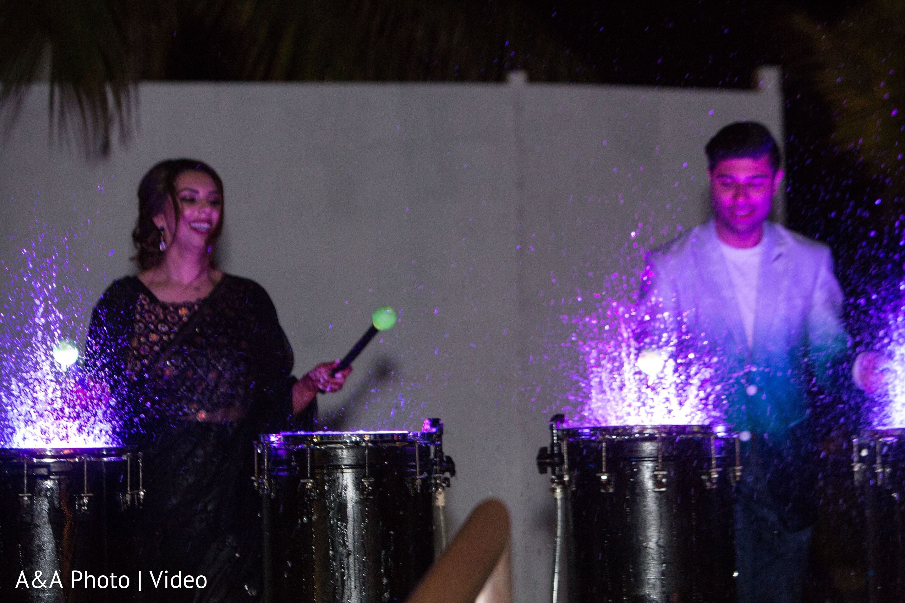 Indian bride and groom playing the drums | Photo 243149