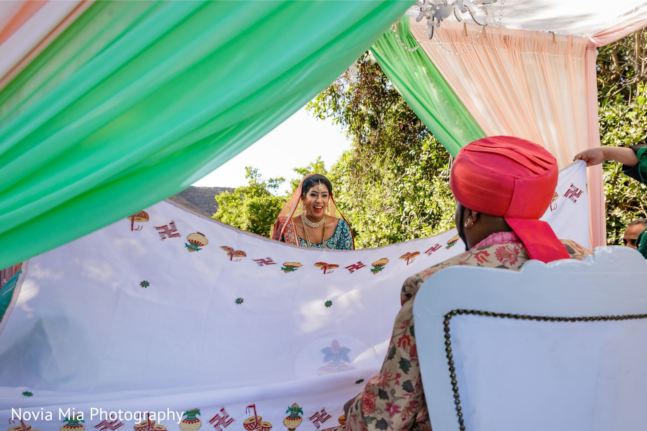 Indian bride and groom with antarpat in between. | Photo 256422