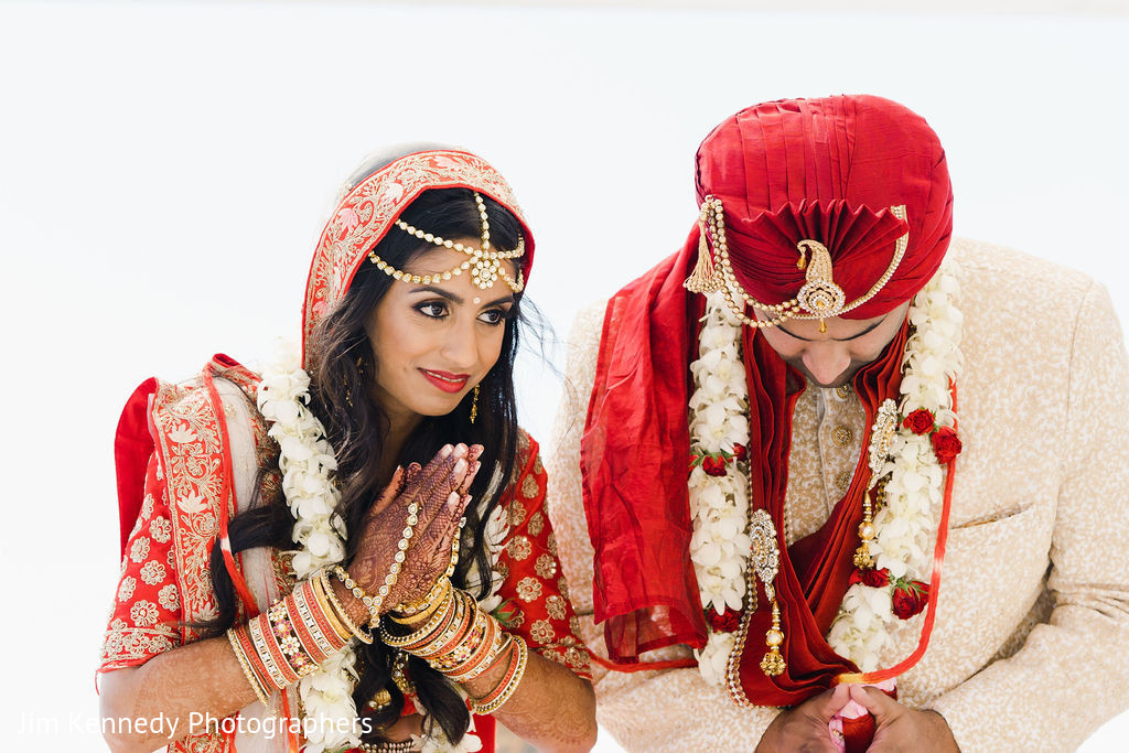 Maharani and her Indian groom praying during Hindu ceremony. | Photo 259467