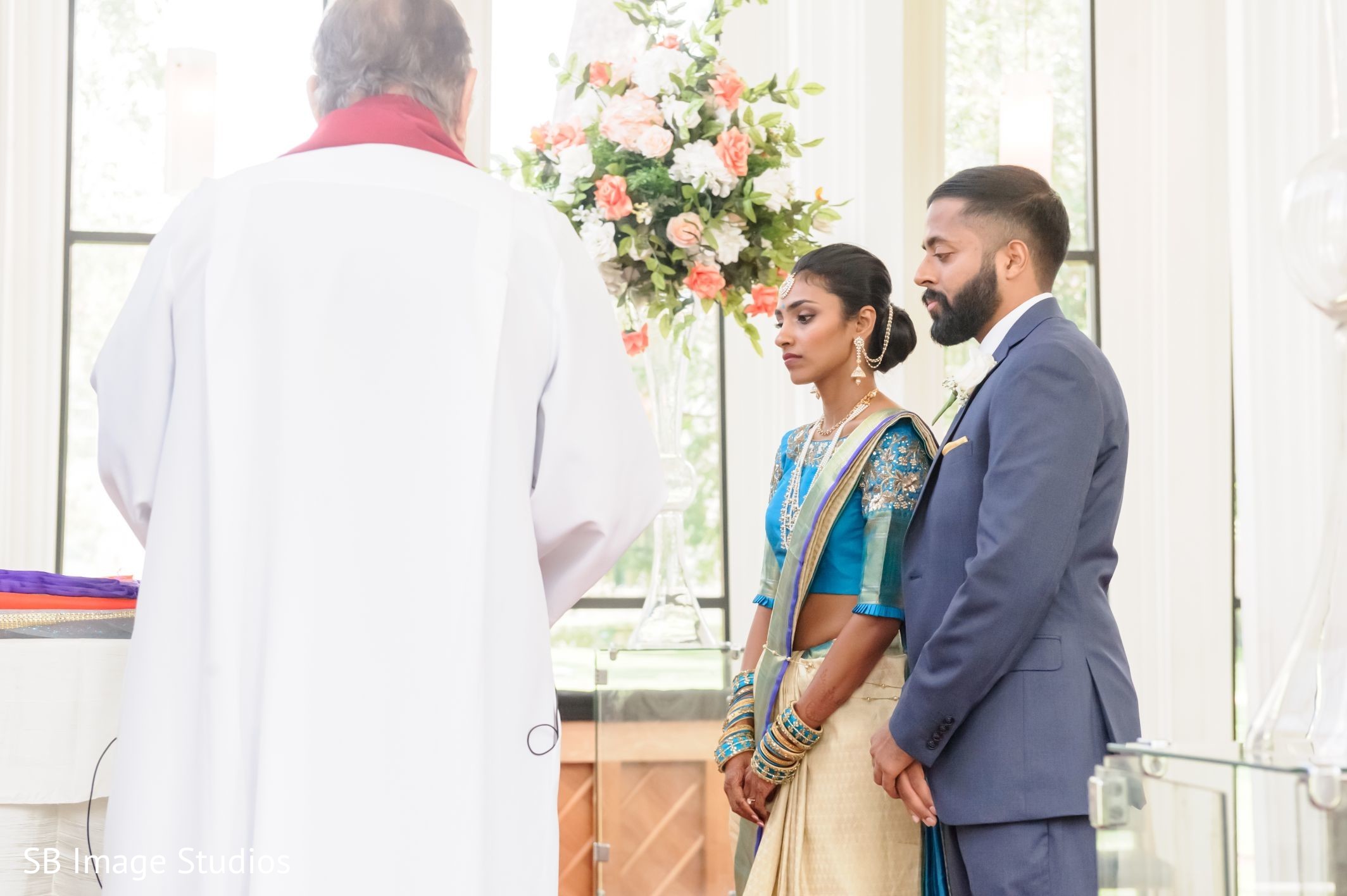 Indian groom and his Maharani during the christian ceremony | Photo 261805