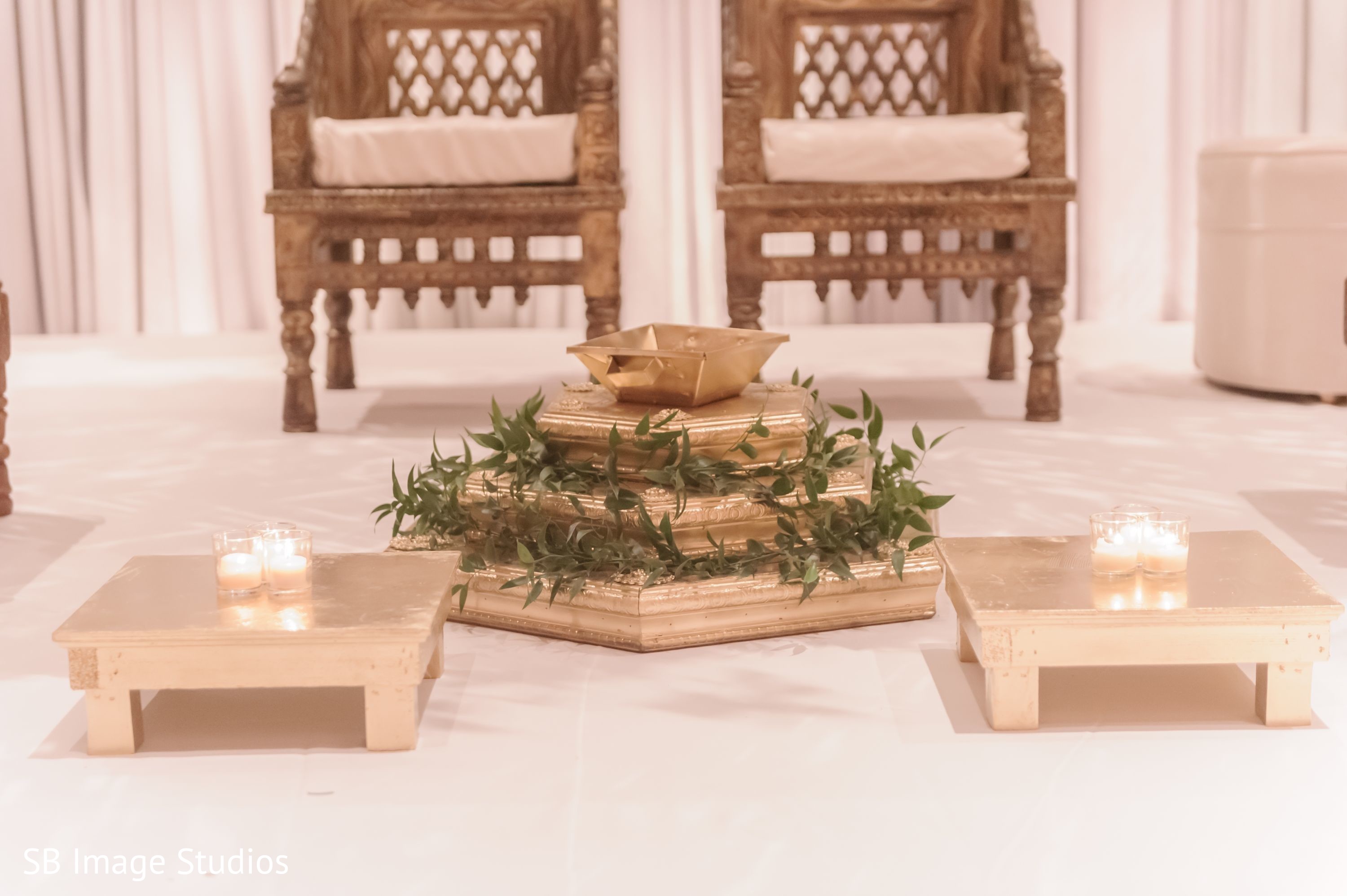 Golden ritual tables and Havan Kund for mandap setup. | Photo 262409