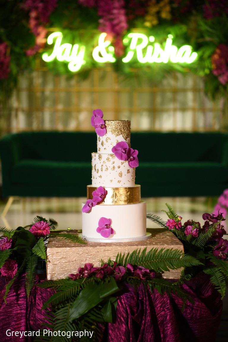 Hindu wedding cake decorated with golden details. | Photo 262620