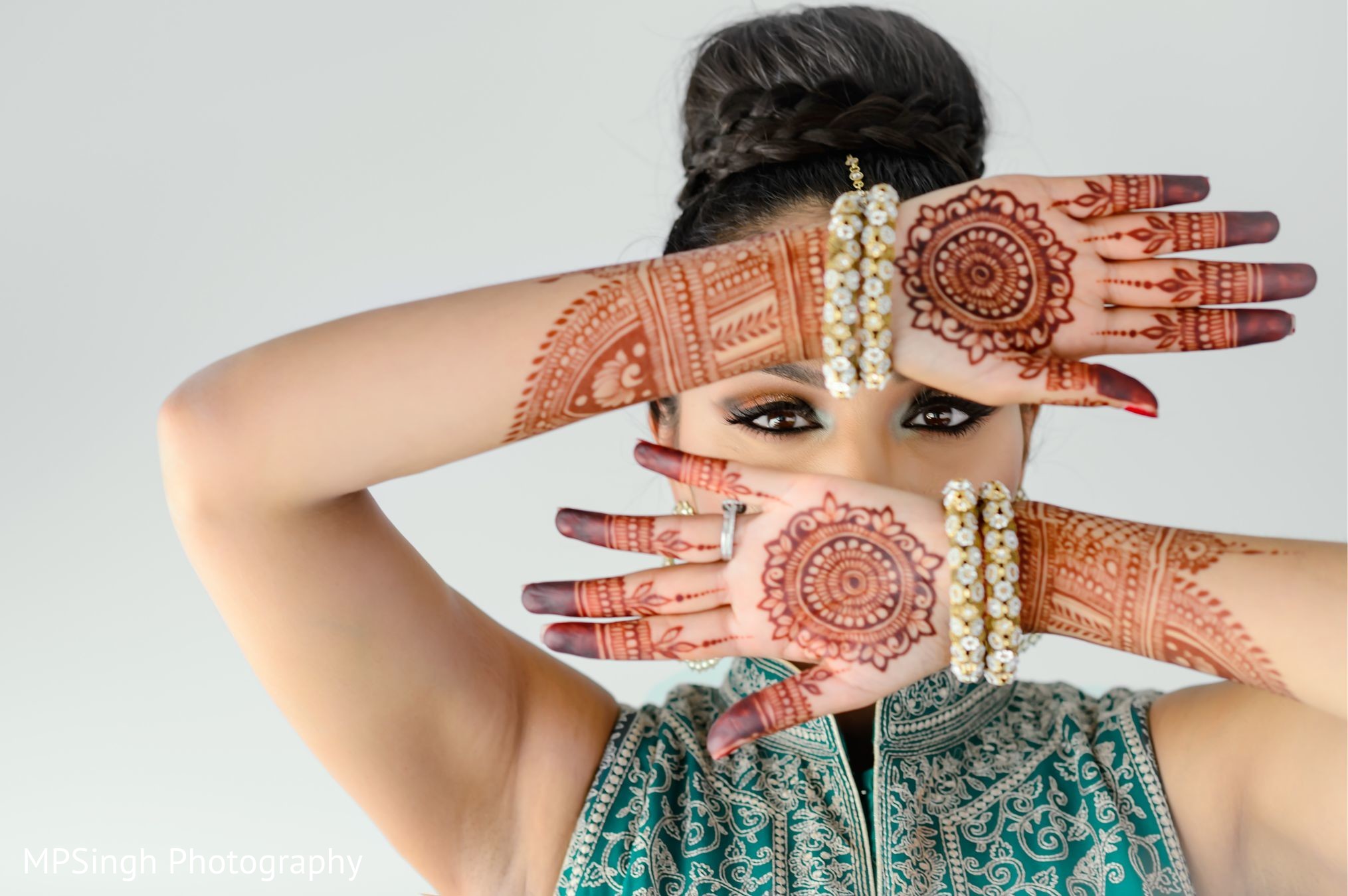 Indian bride showing her henna art with her golden chooras. | Photo 263311