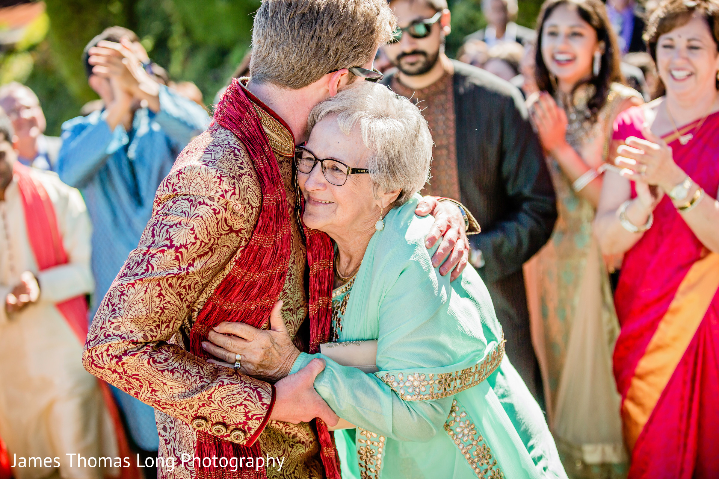 Indian groom hugging a special guest during baraat. | Photo 263410