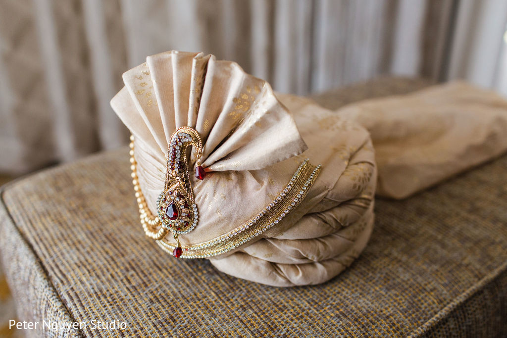 Beige Indian groom turban with a brooch. | Photo 264529