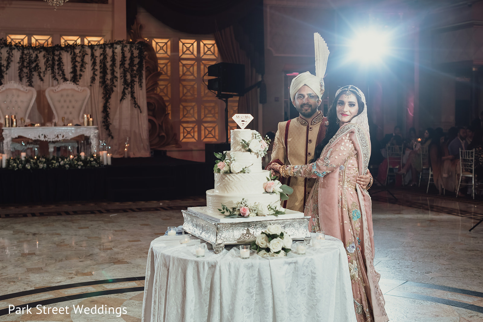 Indian newlyweds cutting the wedding cake | Photo 265007