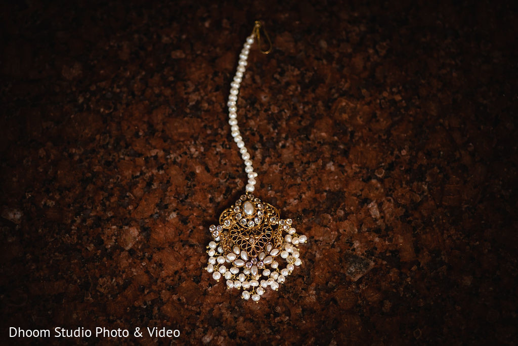 A headpiece to be worn by the Indian bride | Photo 269735