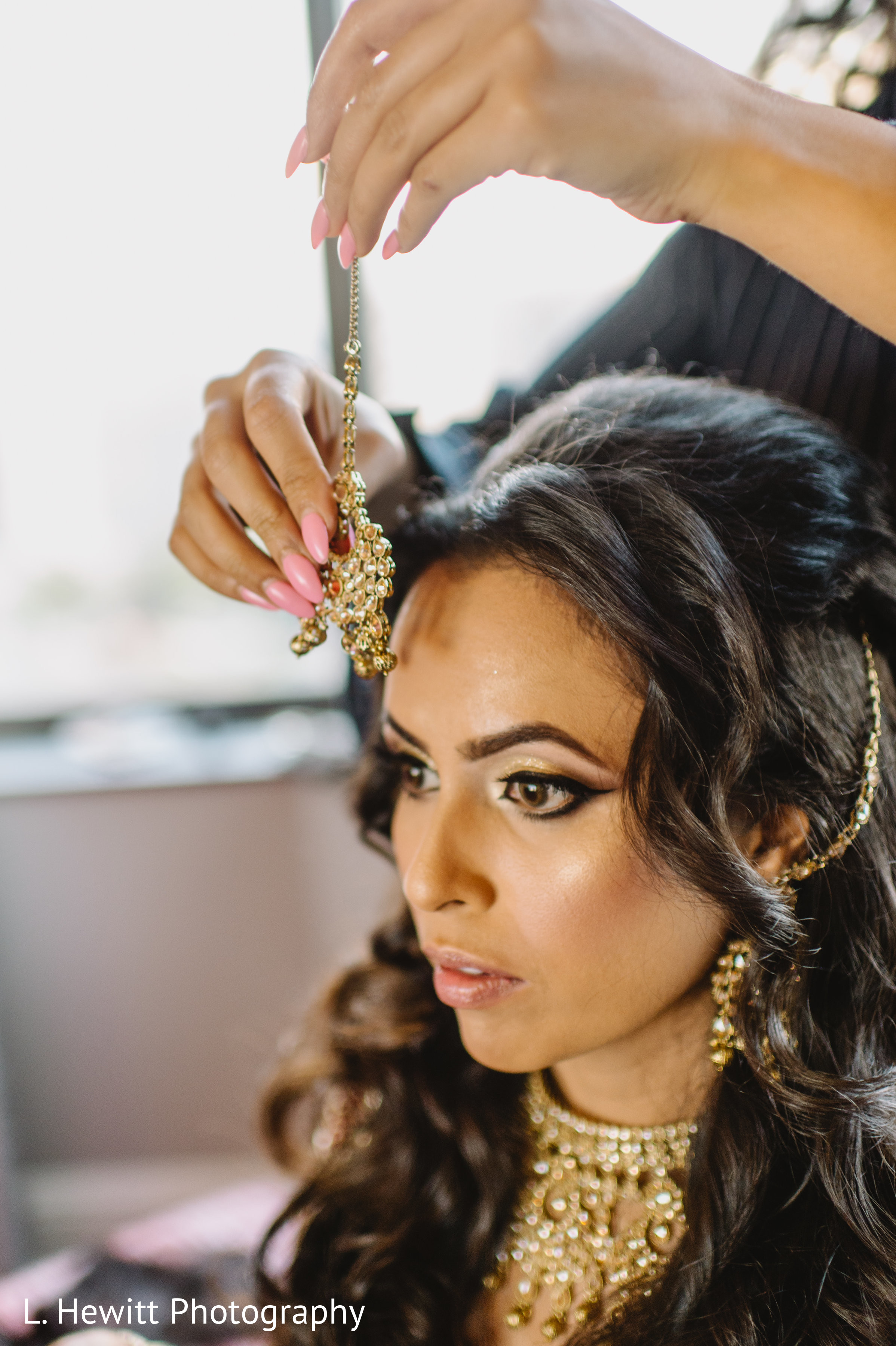 Maharani getting her golden matha patti on her hair. | Photo 269845