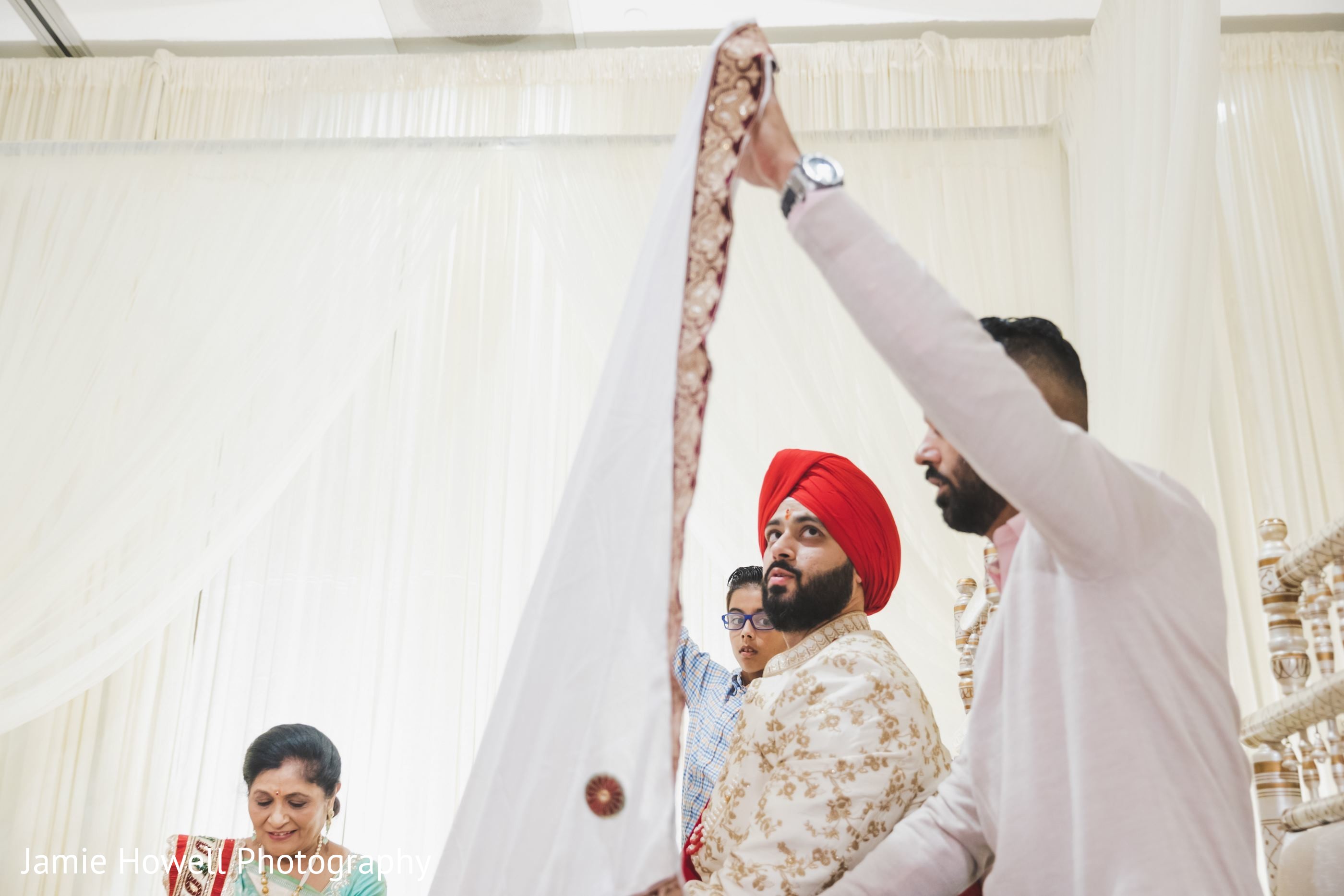 A veil is placed to hide the Indian groom | Photo 271026