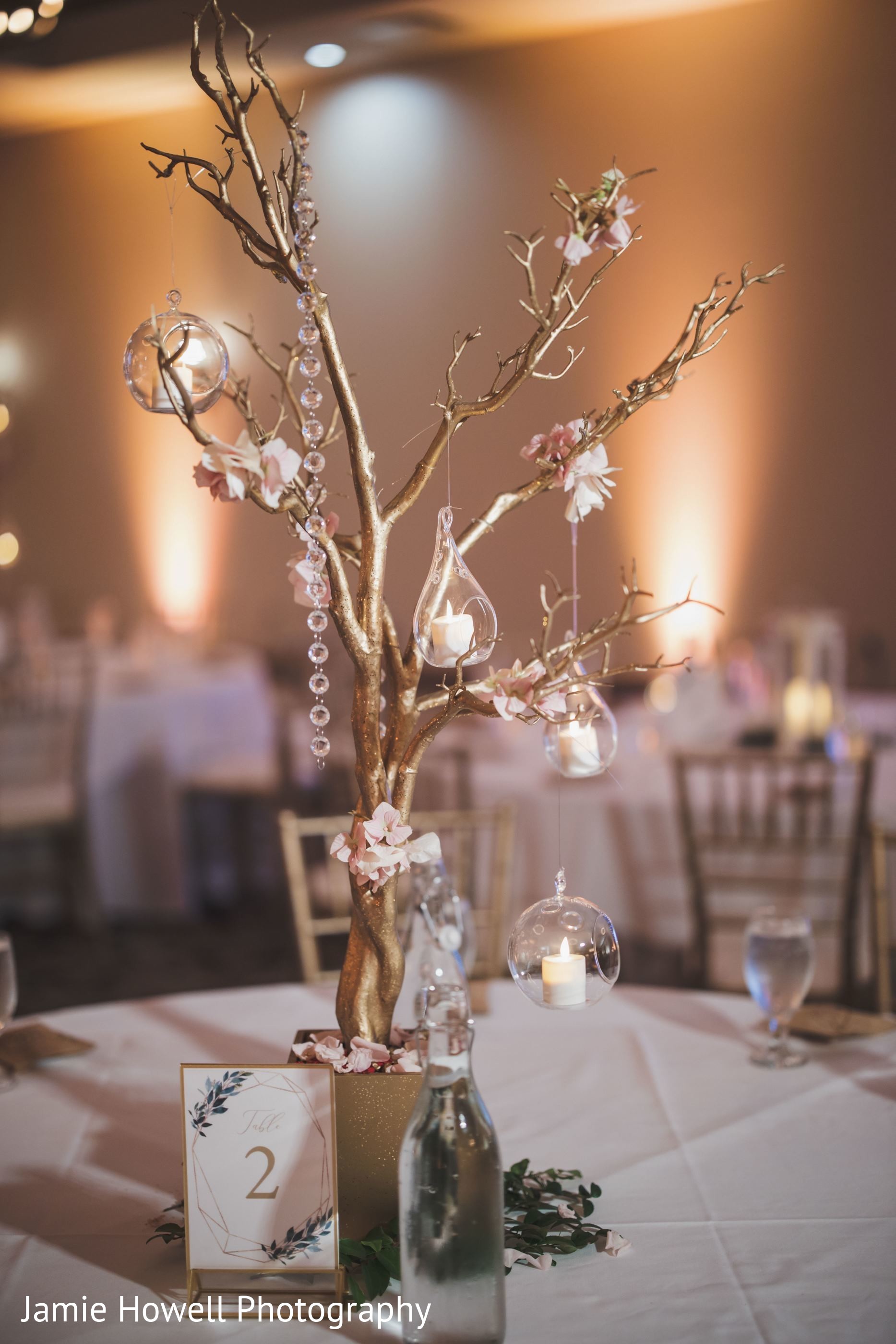 The tree themed decoration at the center of the table | Photo 271055