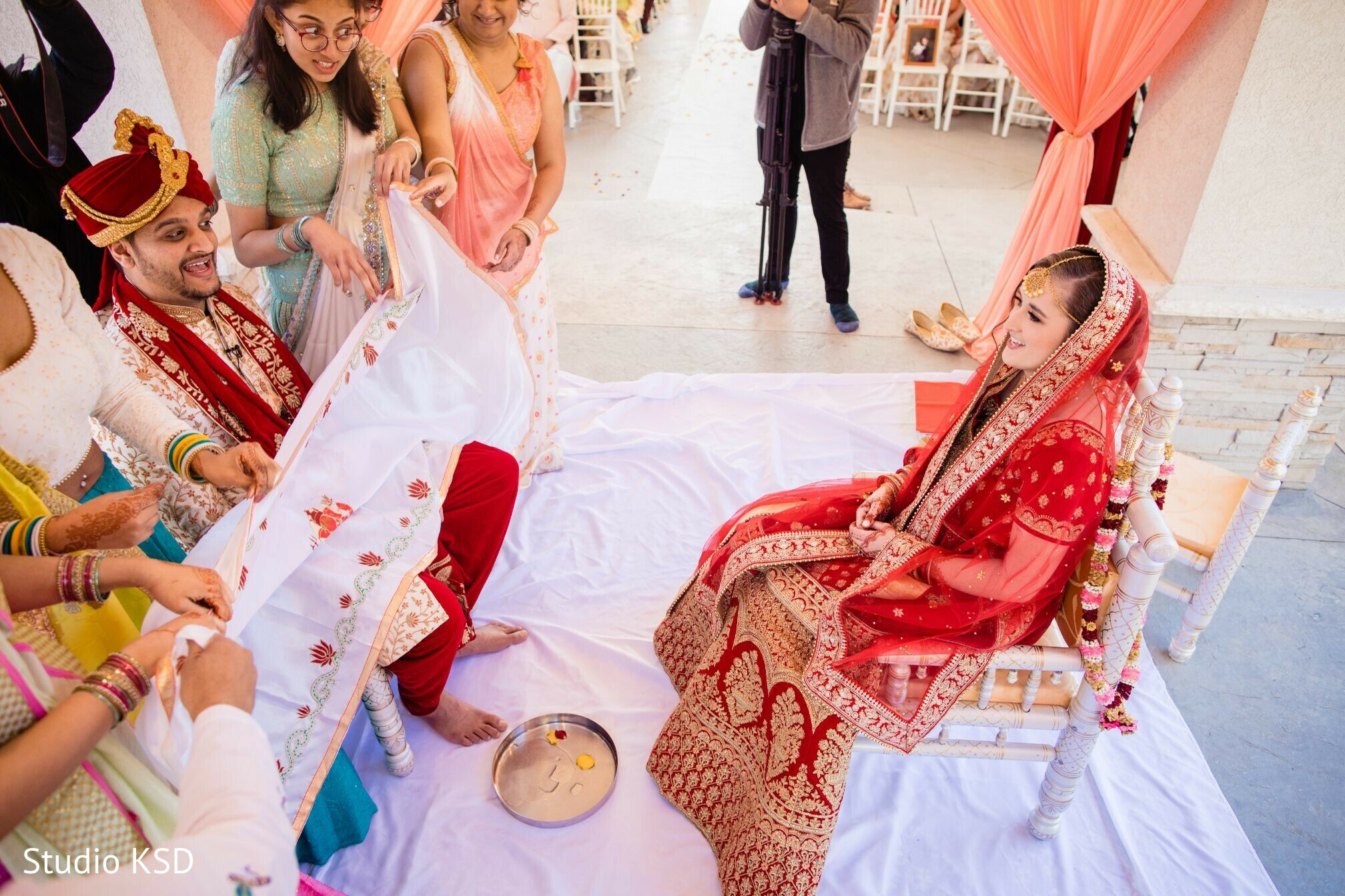 Indian bride and groom separated by an antarpat. | Photo 321292