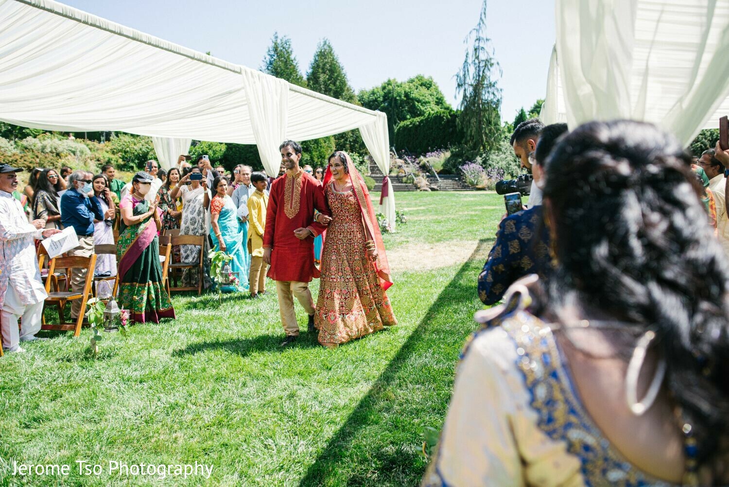 Enchanting Indian bride walking into the wedding ceremony | Photo 327415