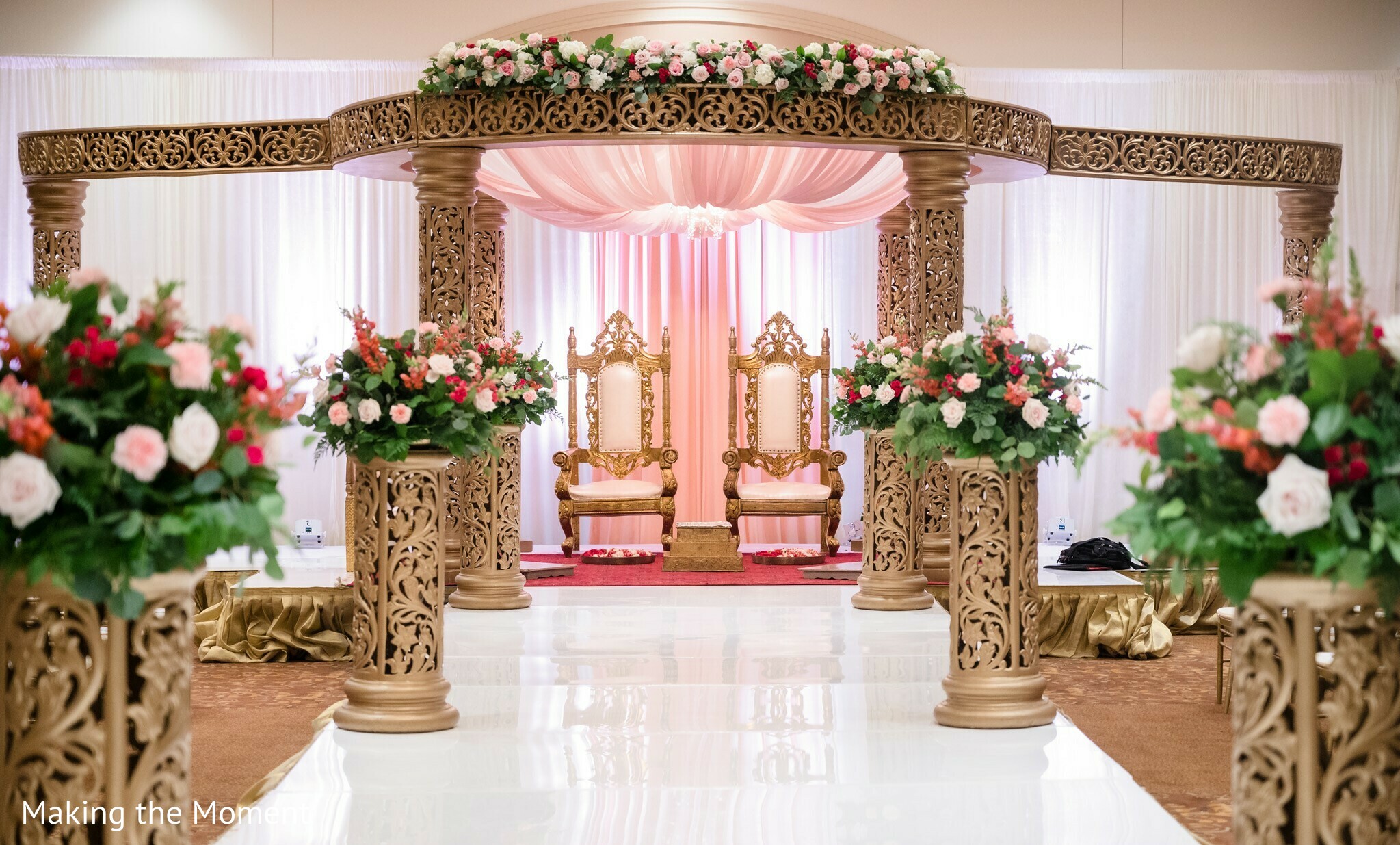 Stunning Indian wedding aisle flower decorations | Photo 357965