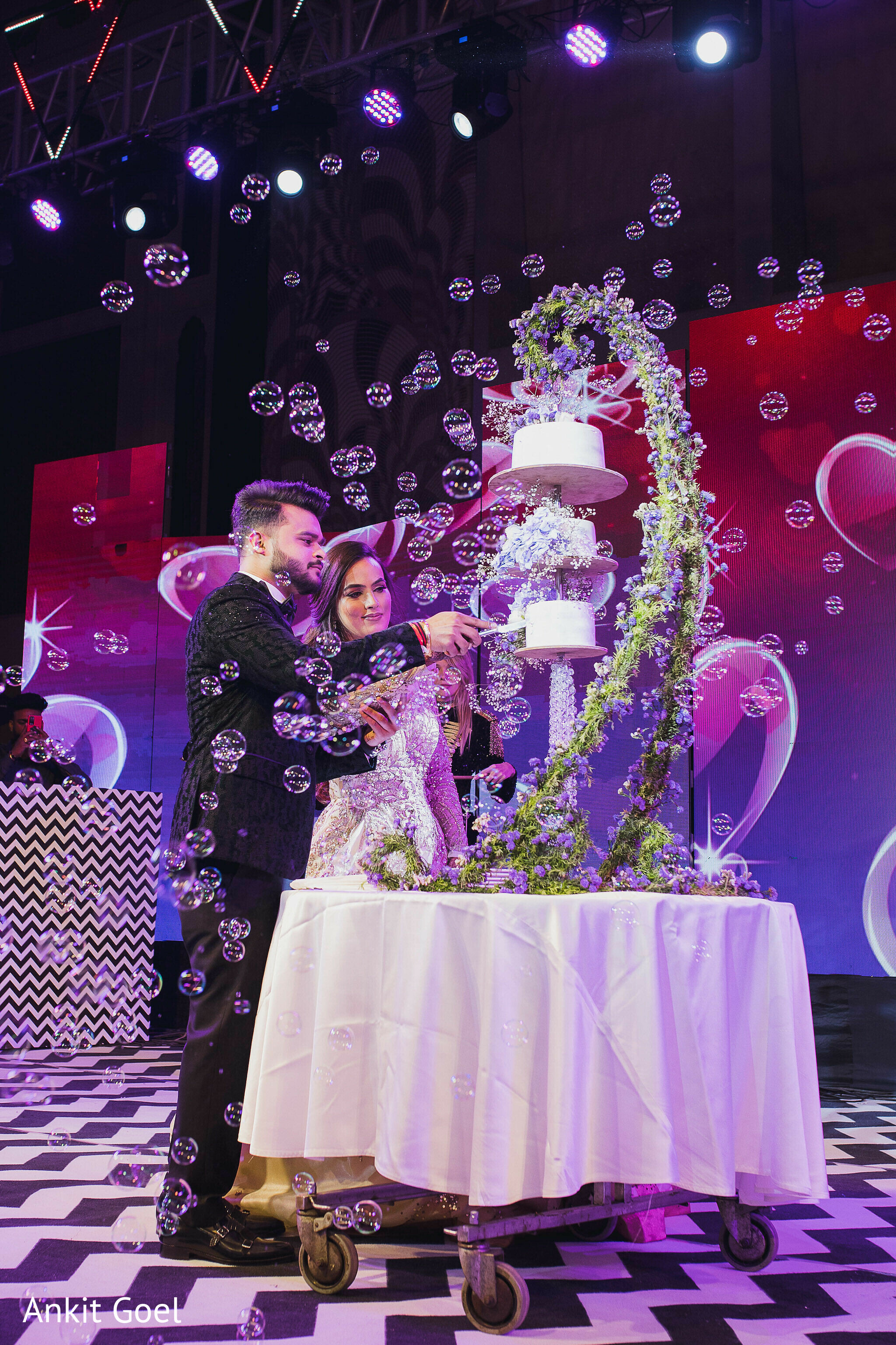 Cheerful Indian bride and groom cutting the cake | Photo 361672