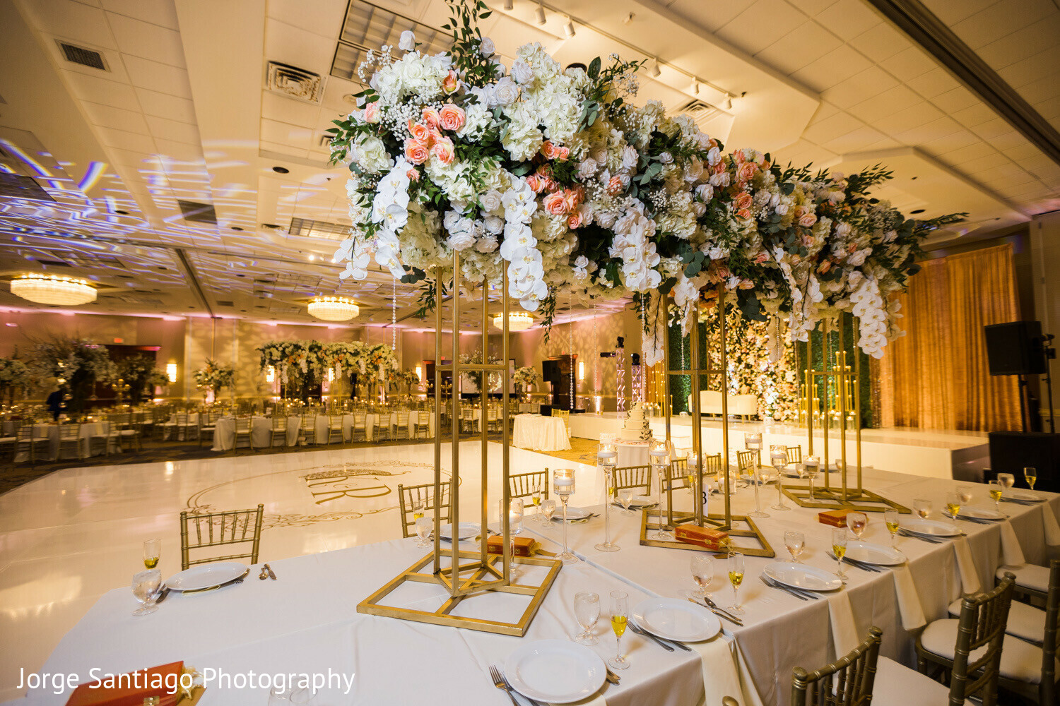 Dreamy indian wedding reception table flower decoration | Photo 363250