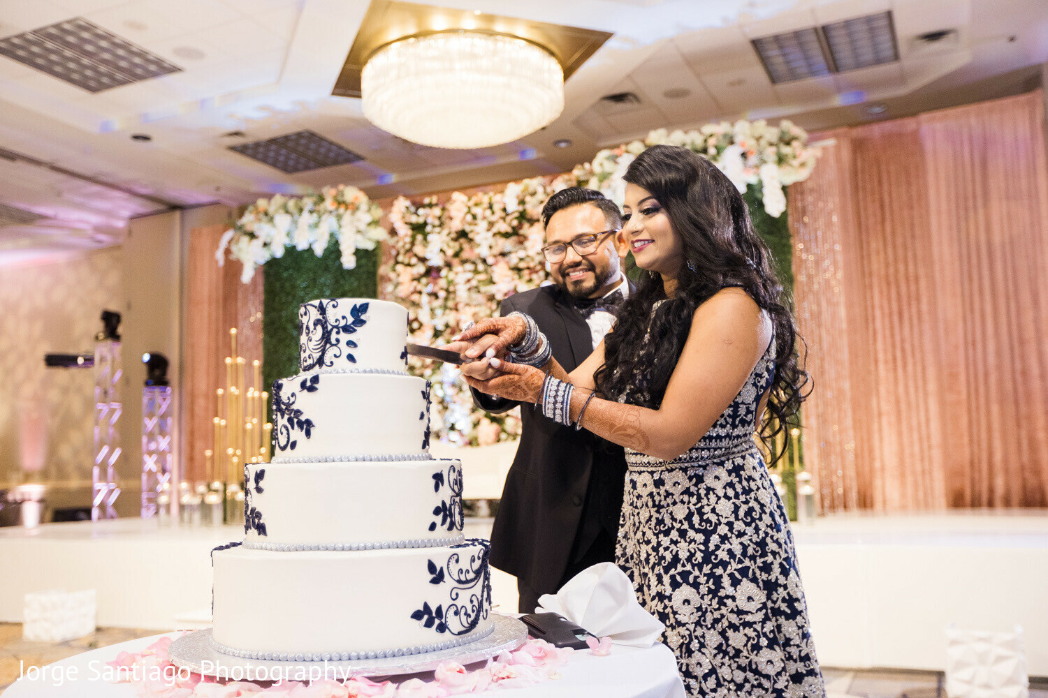 Cheerful Indian bride and groom cutting the cake | Photo 363271
