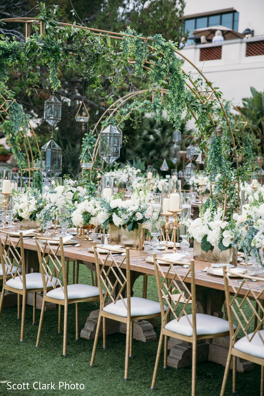 Delightful Indian wedding reception table centerpiece decor | Photo 364676