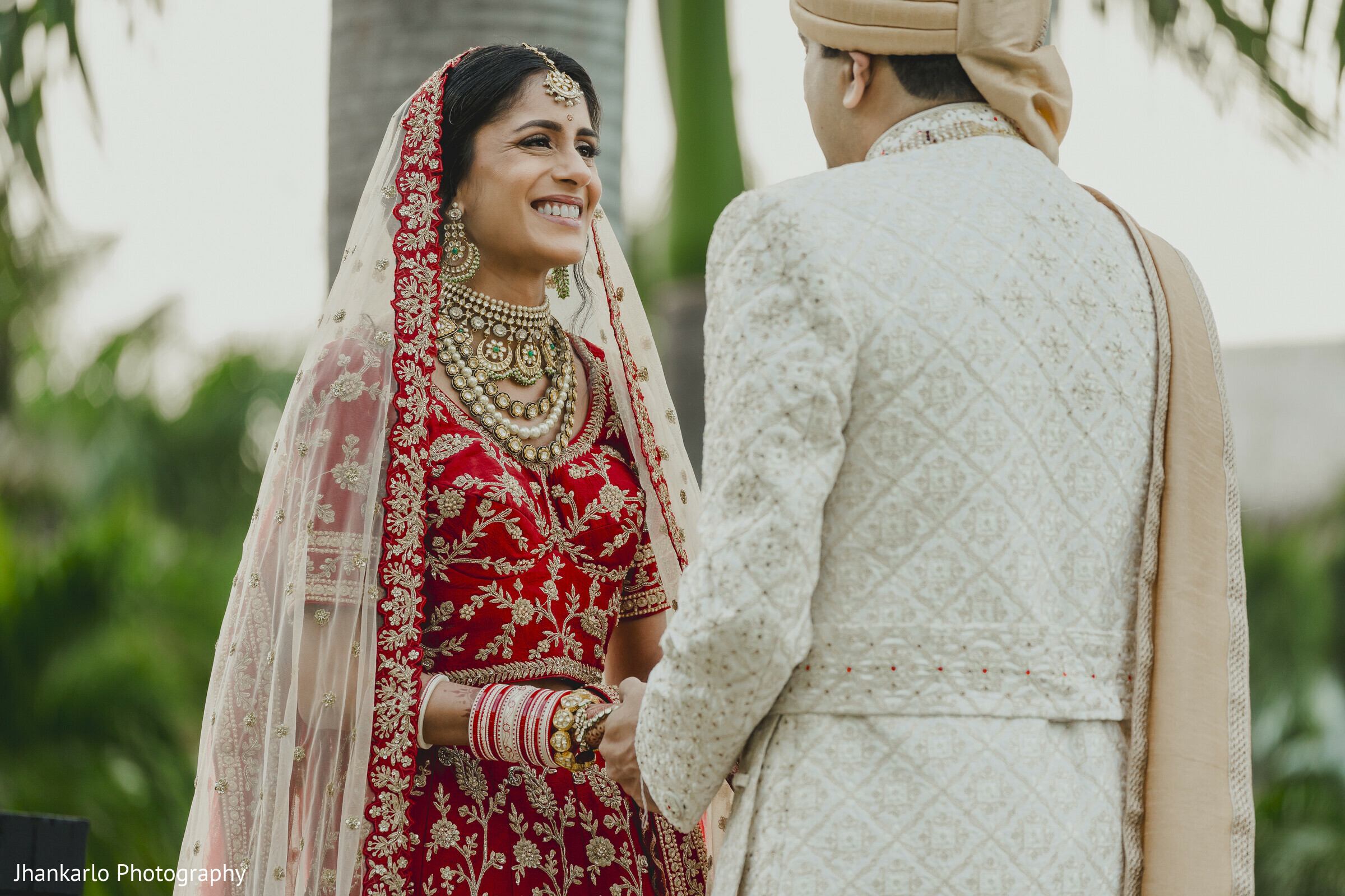 Clasping Joy: A Union in the Garden | Photo 412442