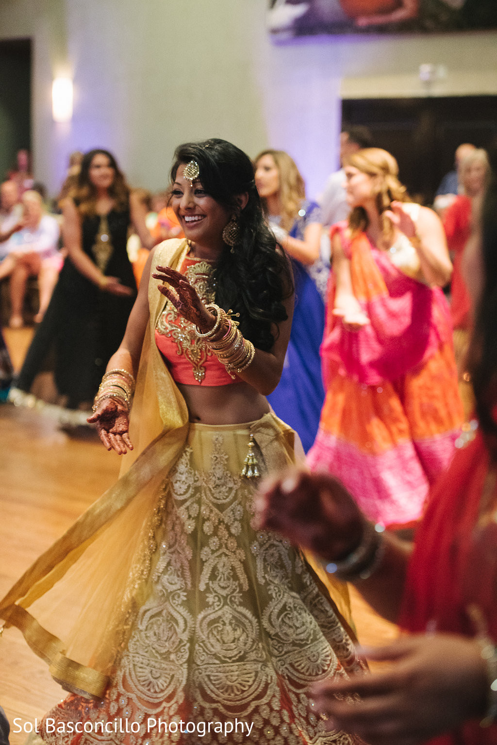 Indian bride dancing at garba ceremony | Photo 92870